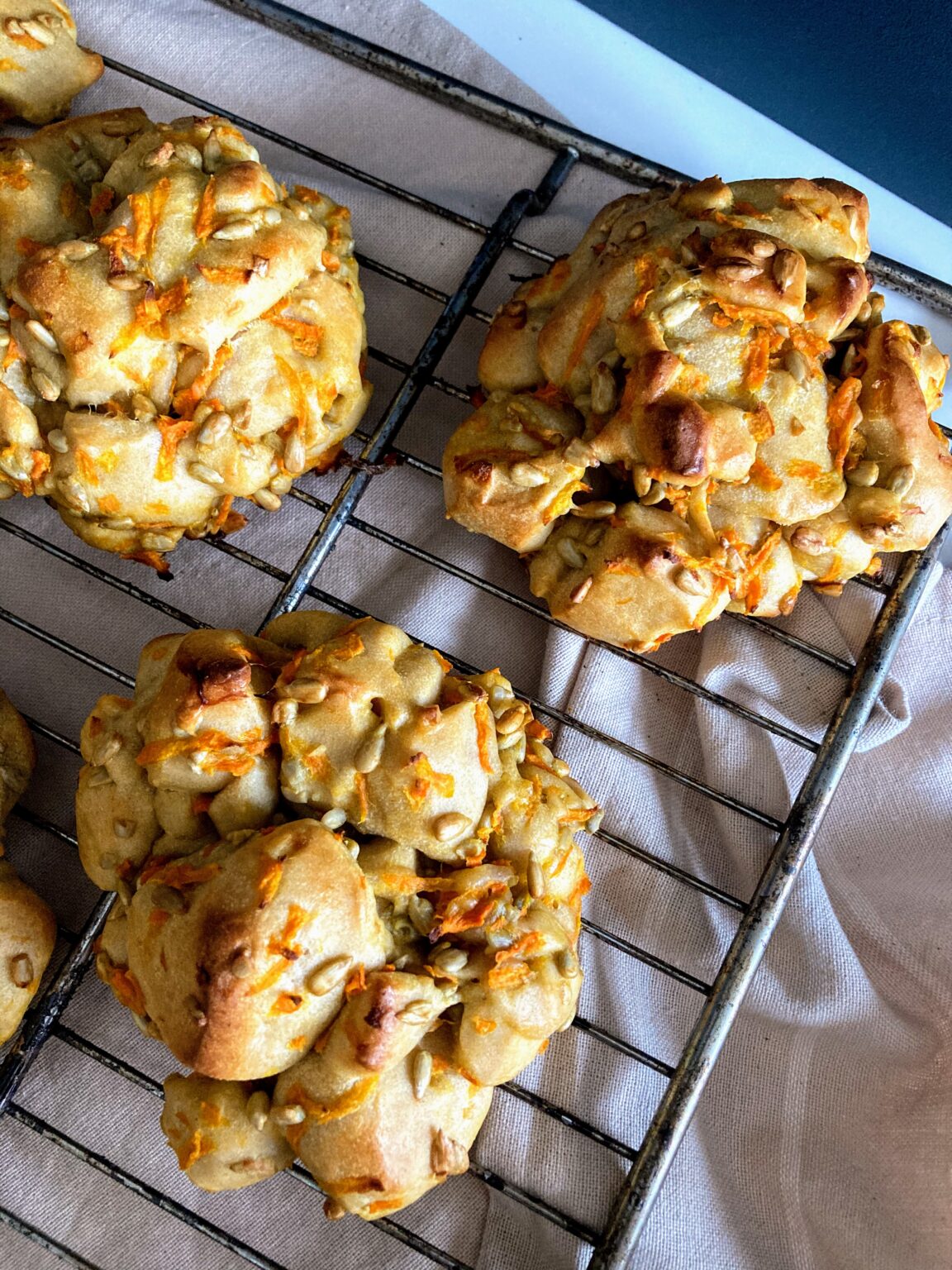 Bløde gulerodsbrud med surdej og stenkværnet mel - Surdejsentusiasten